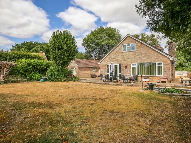 6 bedroom detached house for sale
