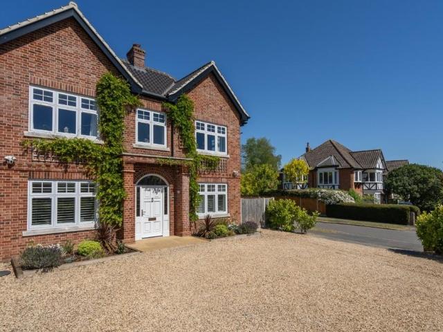 6 bedroom detached house for sale