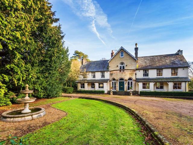 6 bedroom detached house for sale