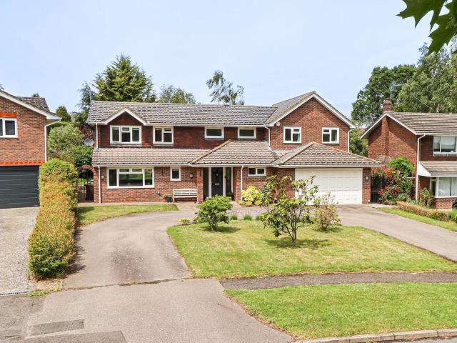 6 bedroom detached house for sale