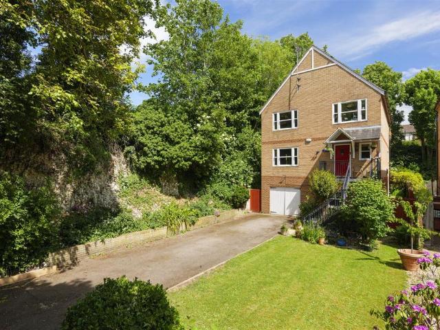 6 bedroom detached house for sale