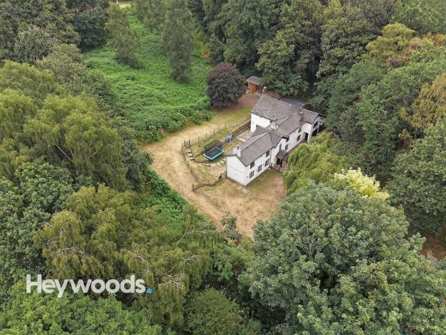 6 bedroom detached house for sale