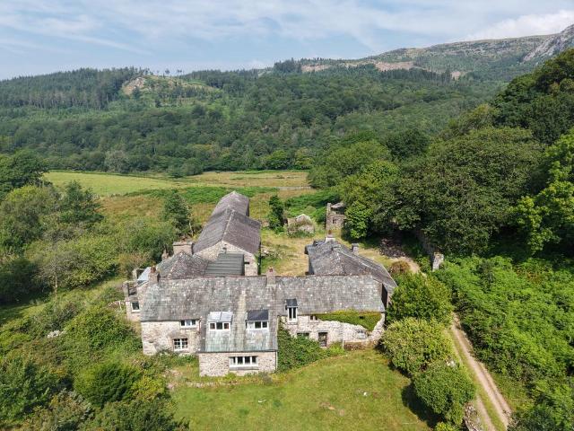 6 bedroom detached house for sale