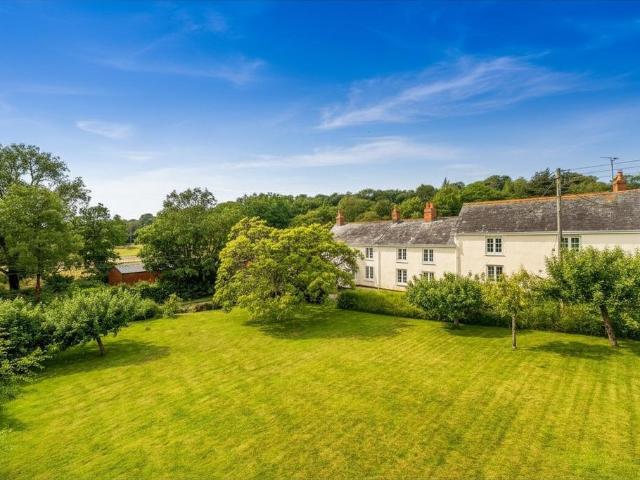 6 bedroom detached house for sale