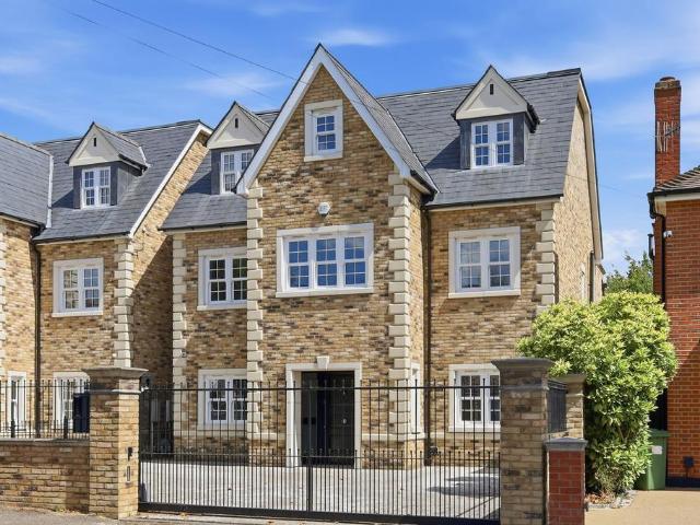 6 bedroom detached house for sale