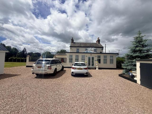 6 bedroom detached house for sale