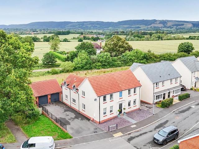 6 bedroom detached house for sale