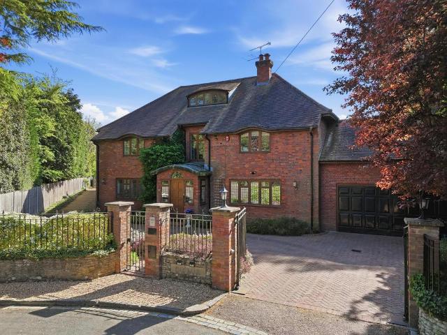 6 bedroom detached house for sale