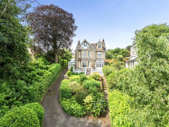 6 bedroom detached house for sale