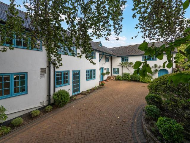 6 bedroom detached house for sale