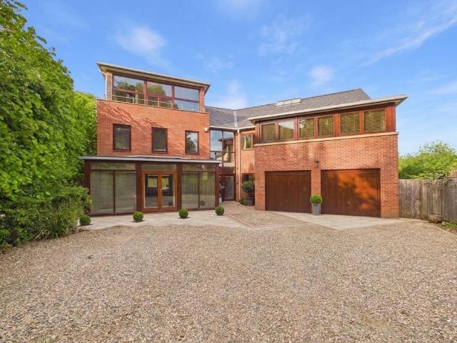6 bedroom detached house for sale