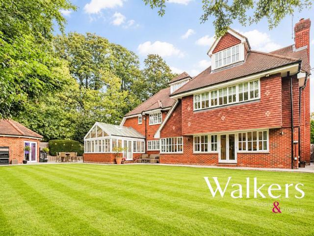 6 bedroom detached house for sale