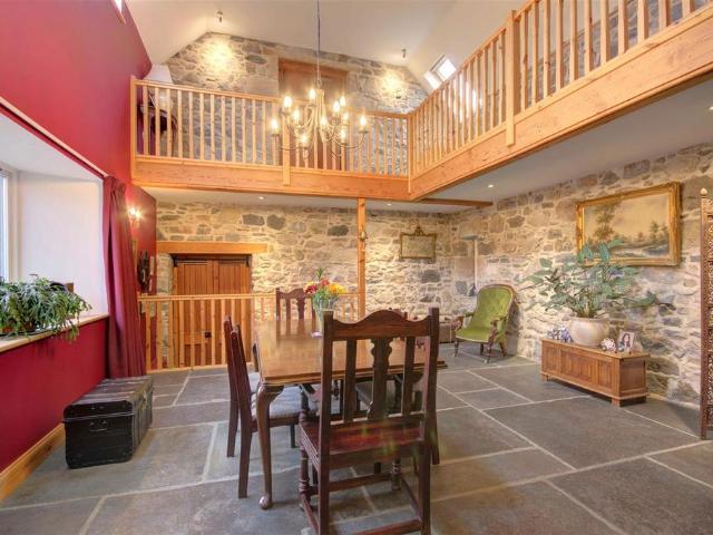 6 bedroom detached house for sale