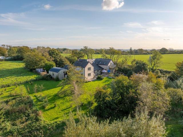 6 bedroom detached house for sale