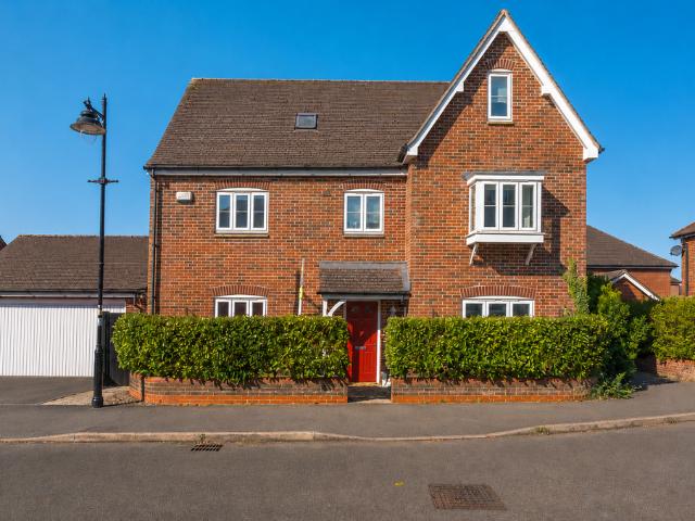 6 bedroom detached house for sale