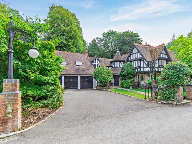 6 bedroom detached house for sale