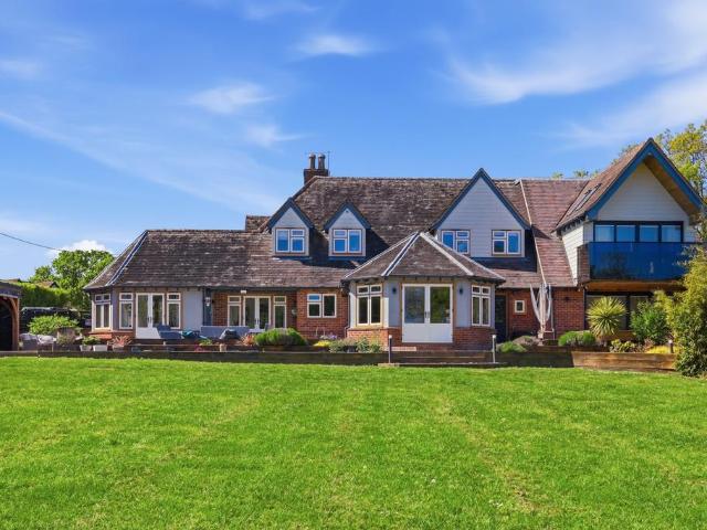 6 bedroom detached house for sale