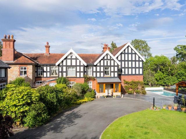 6 bedroom detached house for sale