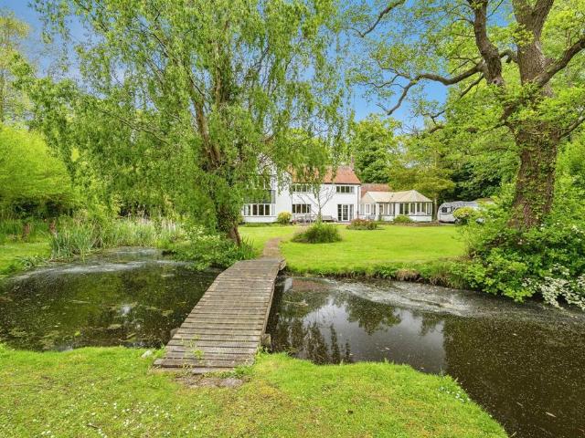 6 bedroom detached house for sale