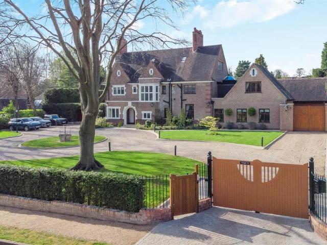 6 bedroom detached house for sale