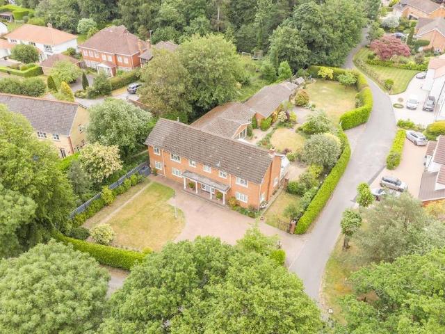 6 bedroom detached house for sale
