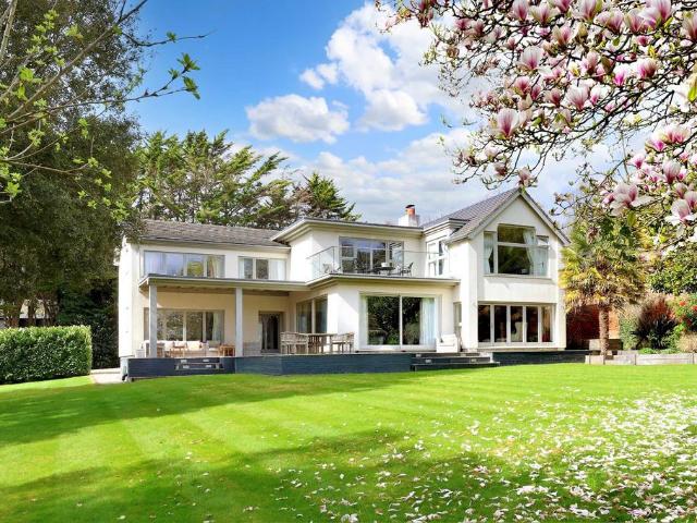 6 bedroom detached house for sale