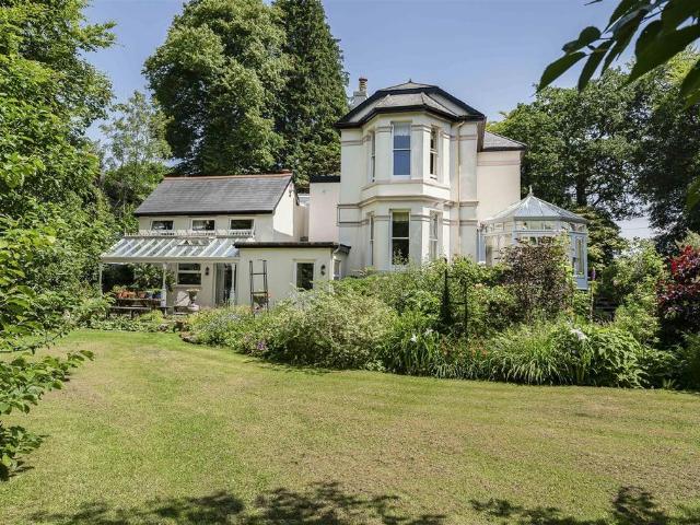6 bedroom detached house for sale
