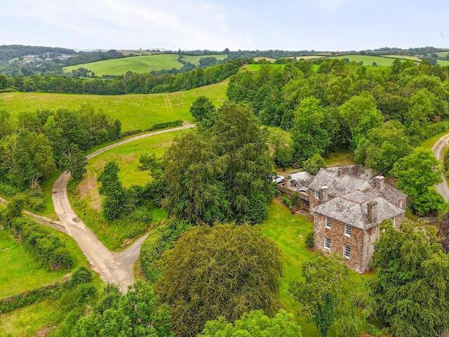 6 bedroom detached house for sale