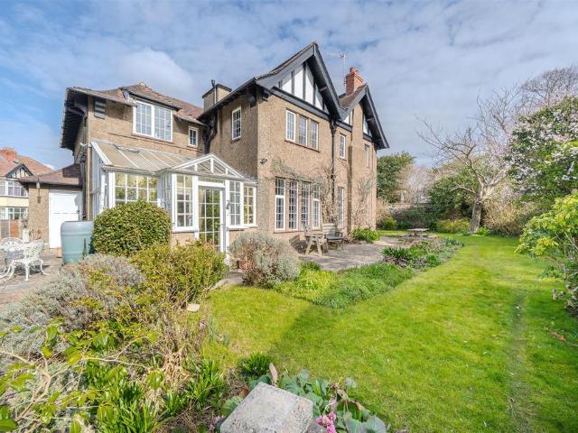 6 bedroom detached house for sale