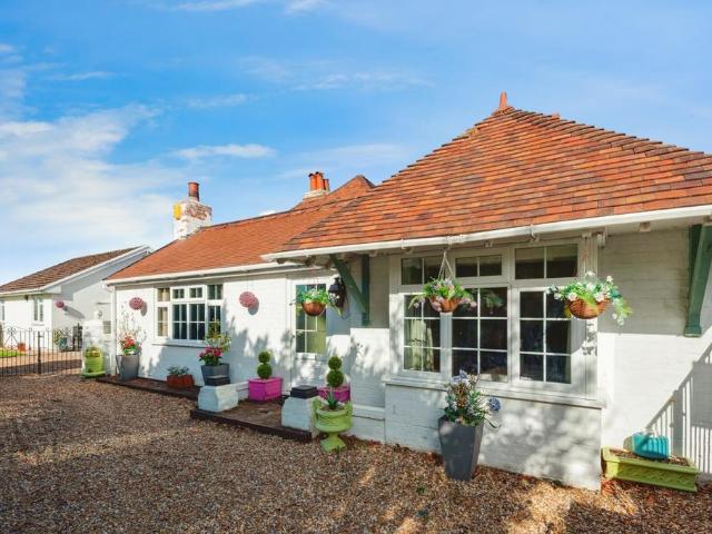 6 bedroom detached house for sale