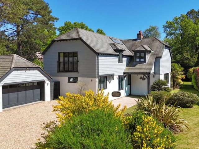 6 bedroom detached house for sale