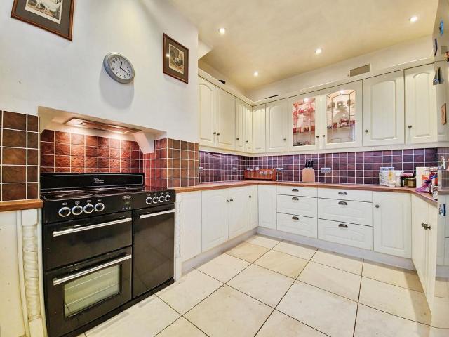 6 bedroom detached house for sale