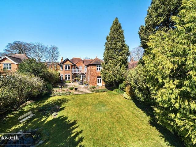 6 bedroom detached house for sale