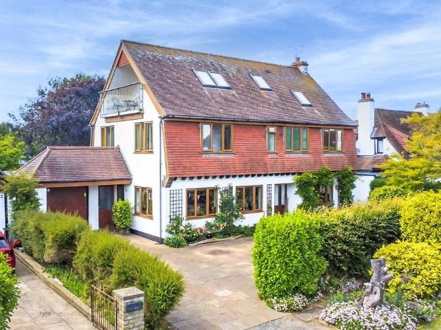 6 bedroom detached house for sale