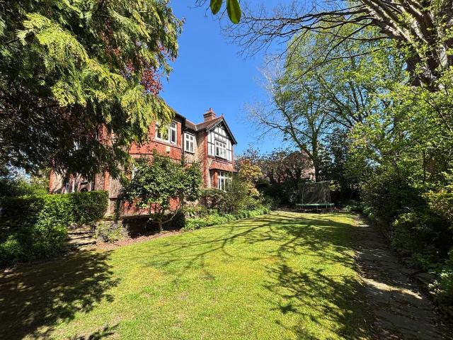 6 bedroom detached house for sale