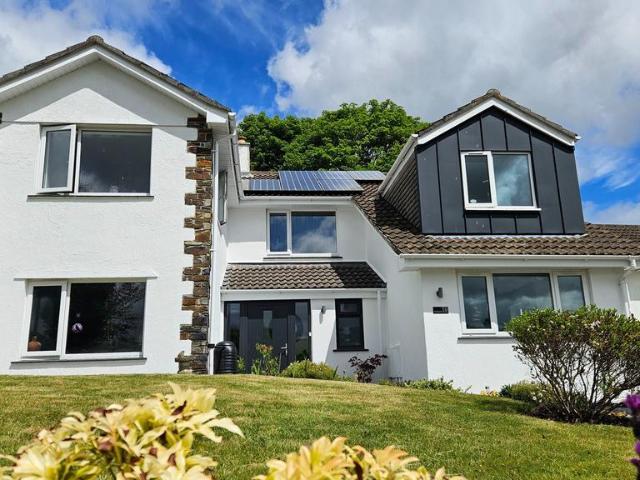 6 bedroom detached house for sale