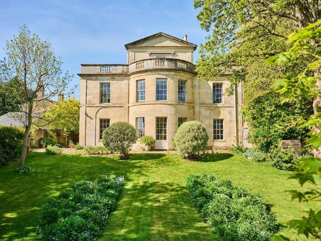 6 bedroom detached house for sale