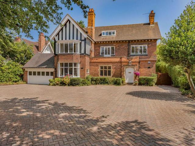 6 bedroom detached house for sale