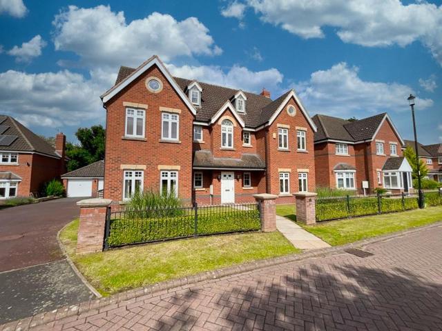 6 bedroom detached house for sale