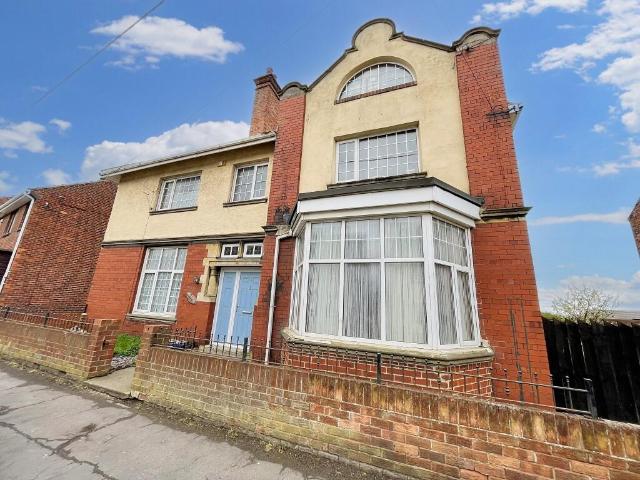 6 bedroom detached house for sale