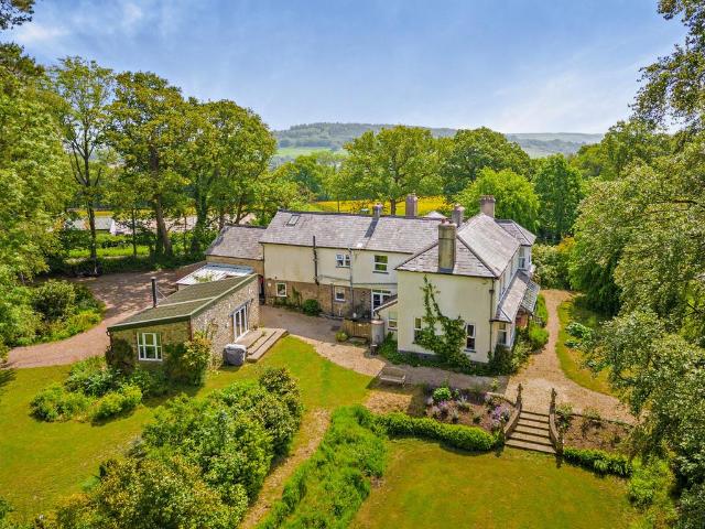 6 bedroom detached house for sale