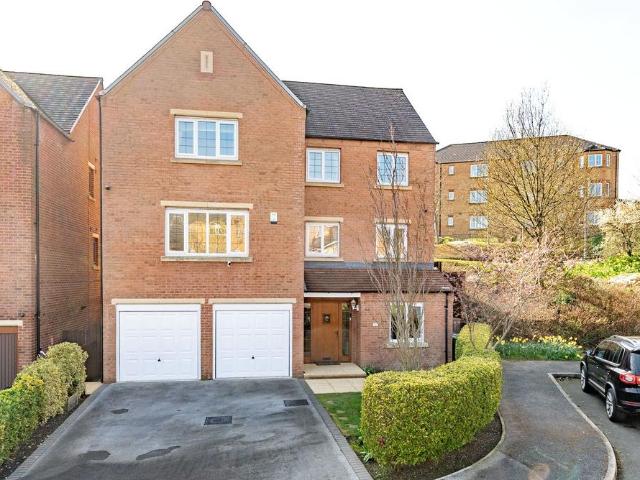 6 bedroom detached house for sale