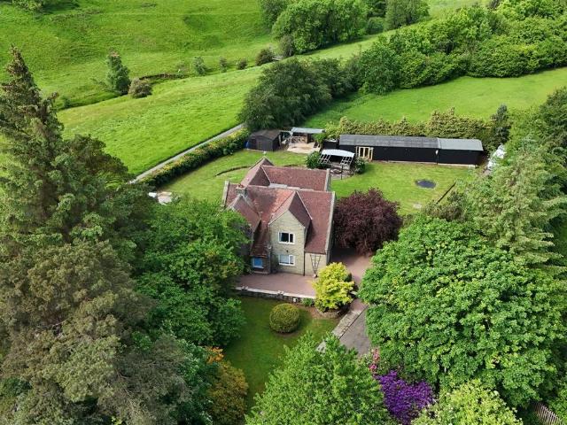 6 bedroom detached house for sale
