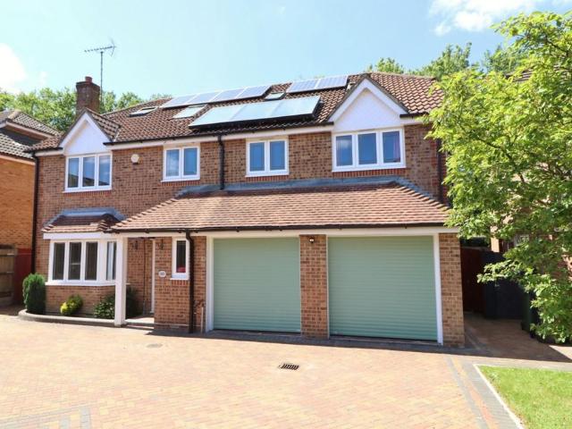 6 bedroom detached house for sale