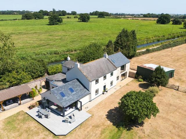 6 bedroom detached house for sale
