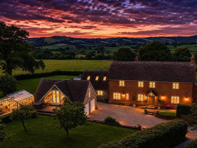 6 bedroom detached house for sale