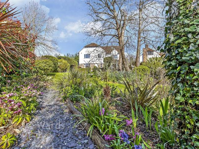6 bedroom detached house for sale