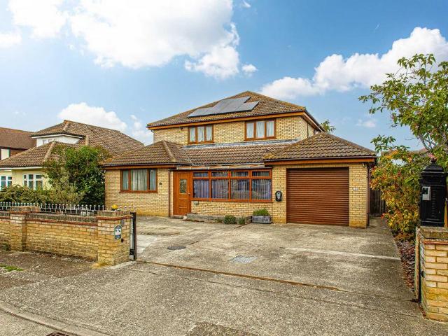 6 bedroom detached house for sale