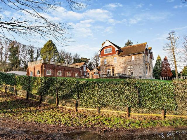 6 bedroom detached house for sale