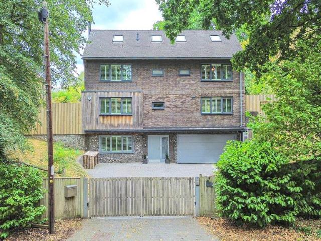 6 bedroom detached house for sale